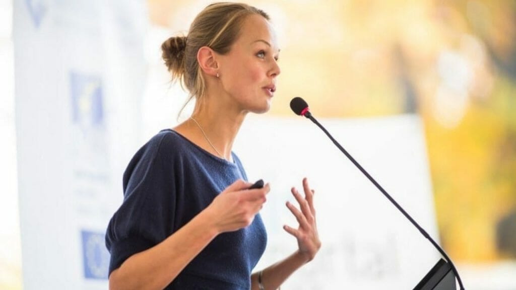 Body Language in PPT Presentations: 8 Tips & Tricks